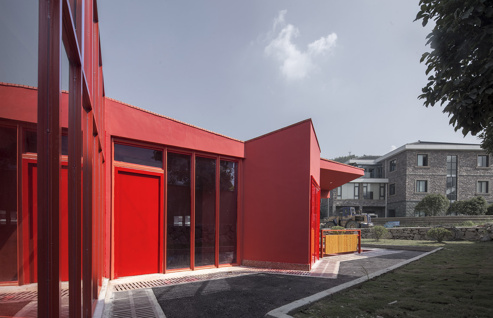 Red note house on the horizon, China by LI WENXI ARCHITECTS - 谷德设计网