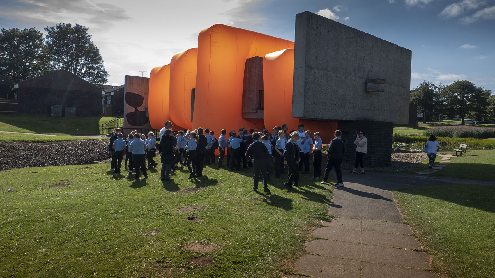 To continue the Apollo Pavilion celebrations by Steve Messam - 谷德设计网