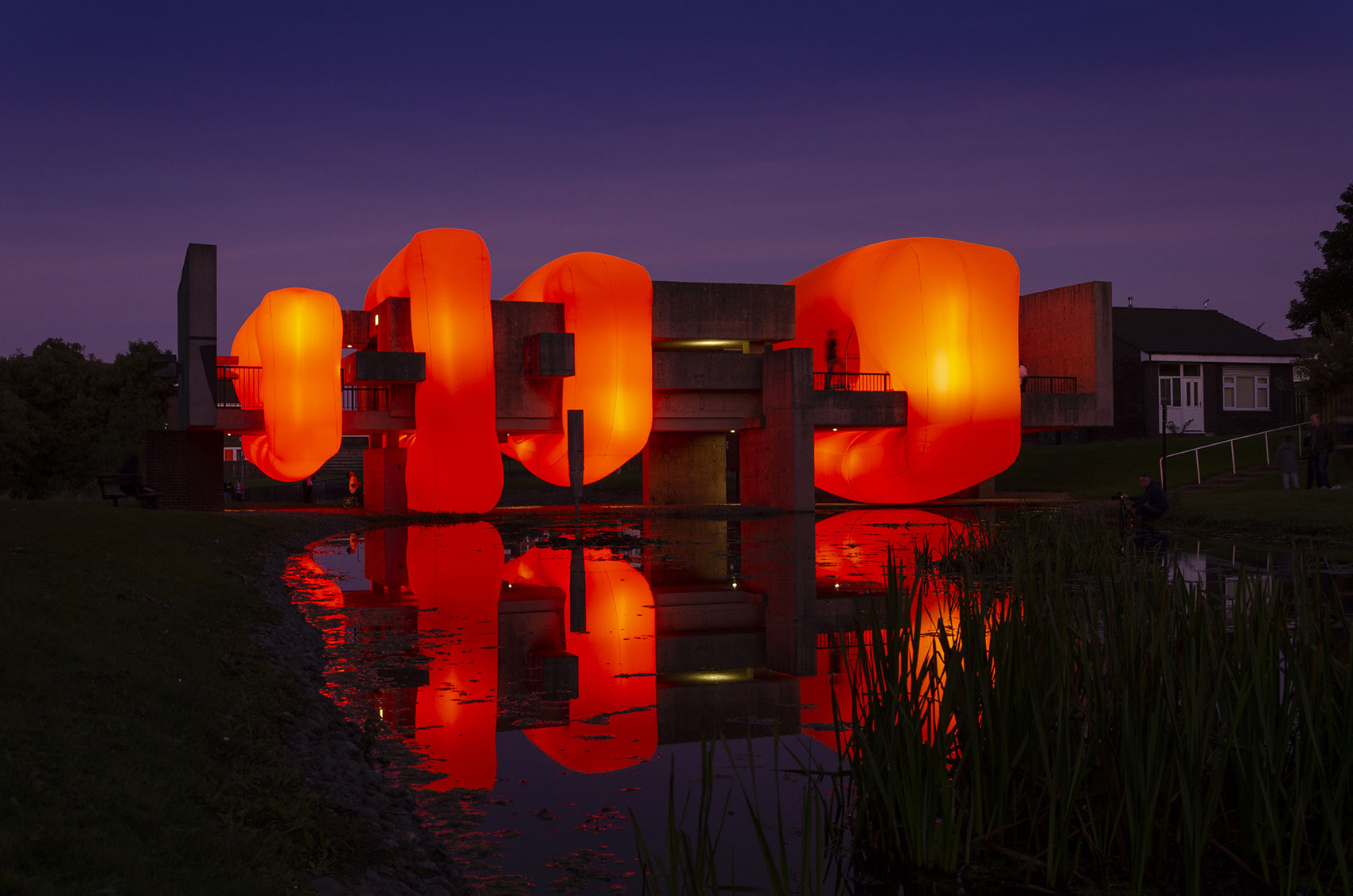 To continue the Apollo Pavilion celebrations by Steve Messam - 谷德设计网