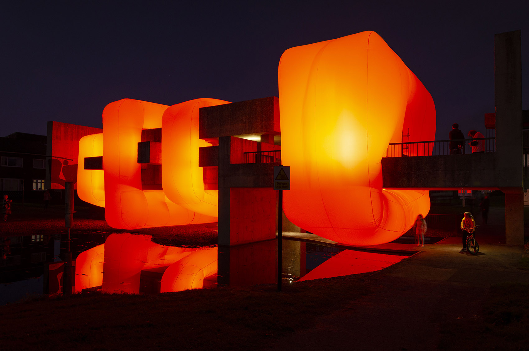 To continue the Apollo Pavilion celebrations by Steve Messam - 谷德设计网