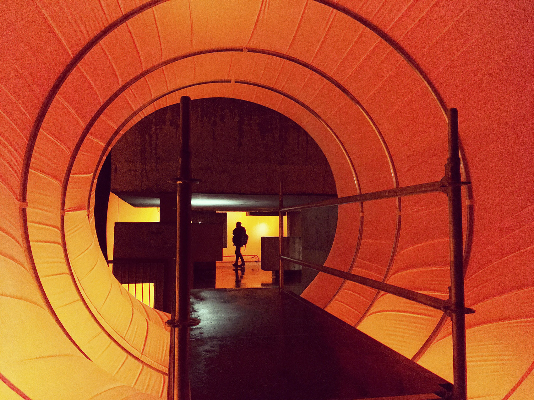 To continue the Apollo Pavilion celebrations by Steve Messam - 谷德设计网