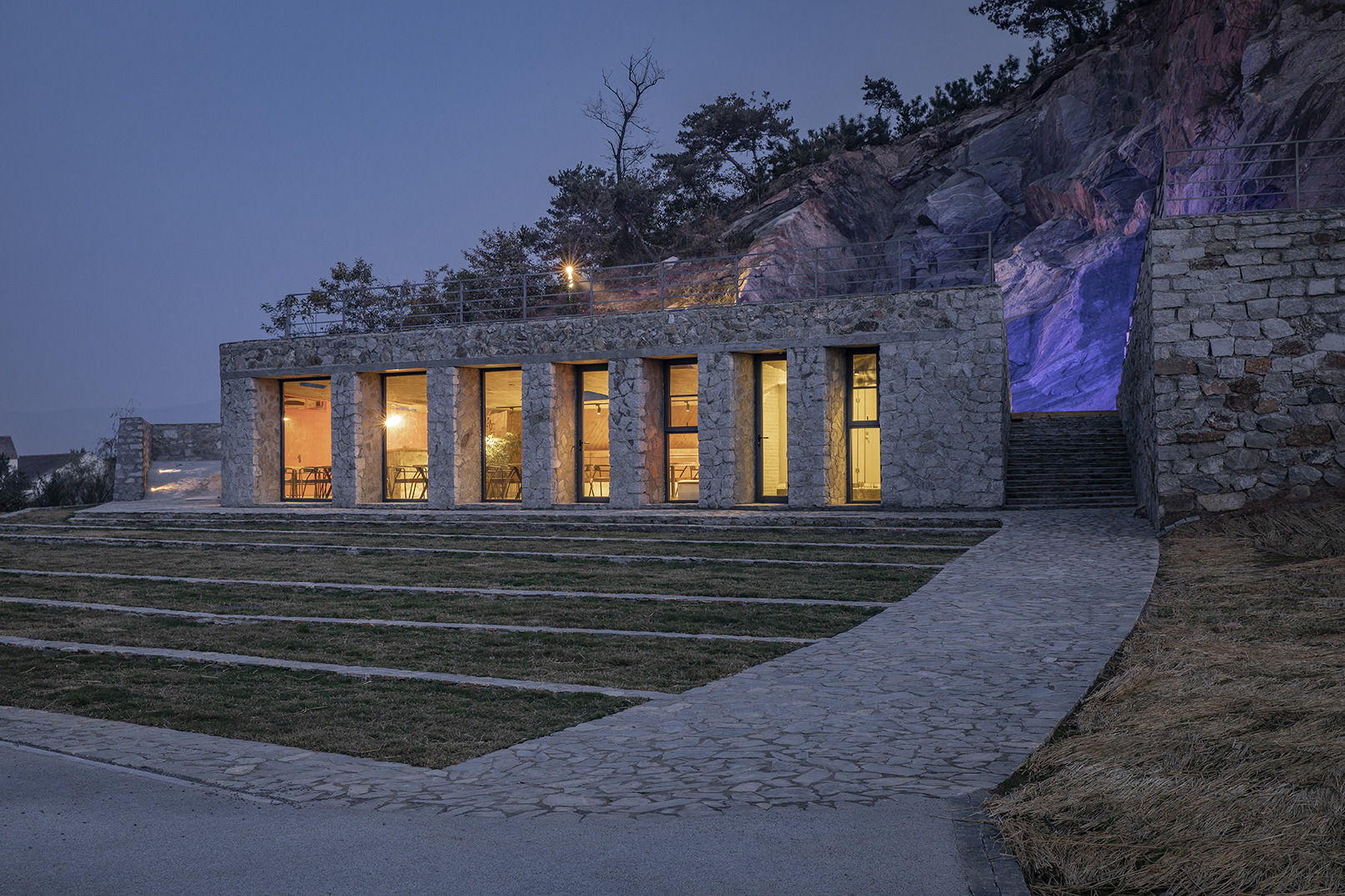 Stone Nest Amphitheatre in Weihai, China by He Wei Studio - 谷德设计网