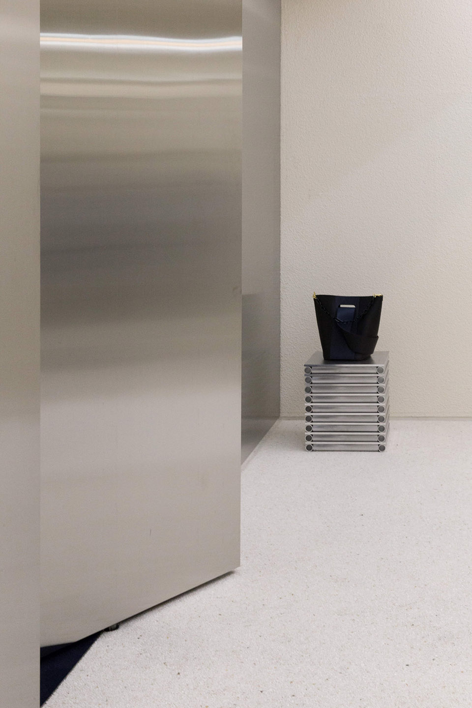 Andersson Bell Flagship Store by Creative Studio Unravel - 谷德设计网