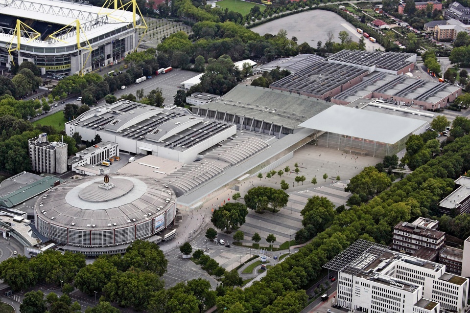 New Entrance to Messe Dortmund Westfalenhallen by HPP Architects - 谷德设计网
