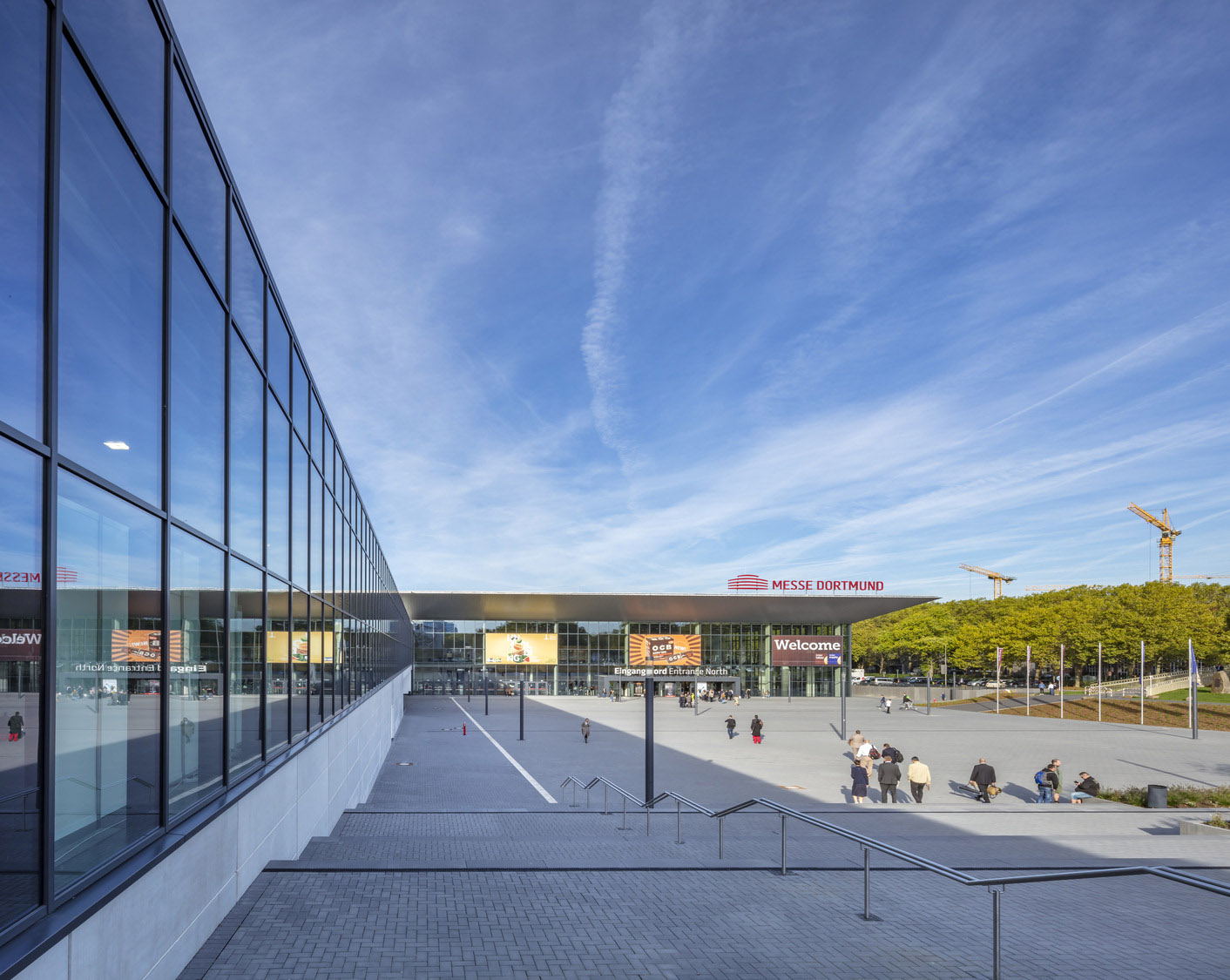 New Entrance to Messe Dortmund Westfalenhallen by HPP Architects - 谷德设计网