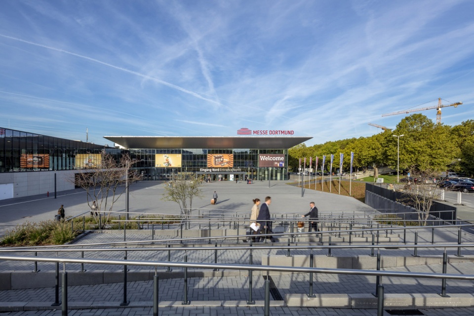 New Entrance to Messe Dortmund Westfalenhallen by HPP Architects - 谷德设计网