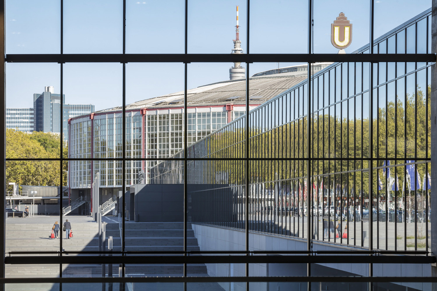 New Entrance to Messe Dortmund Westfalenhallen by HPP Architects - 谷德设计网