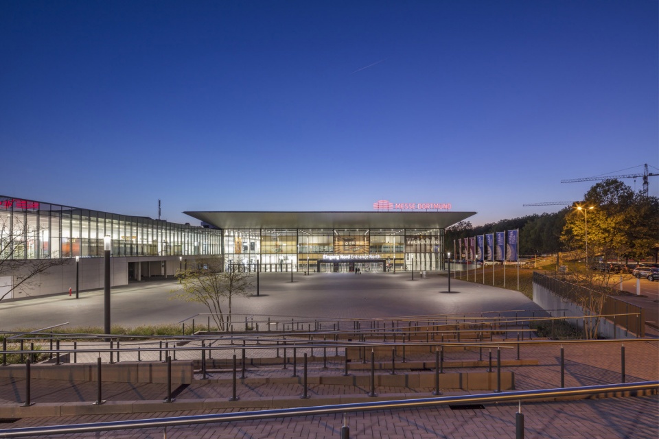 New Entrance to Messe Dortmund Westfalenhallen by HPP Architects - 谷德设计网