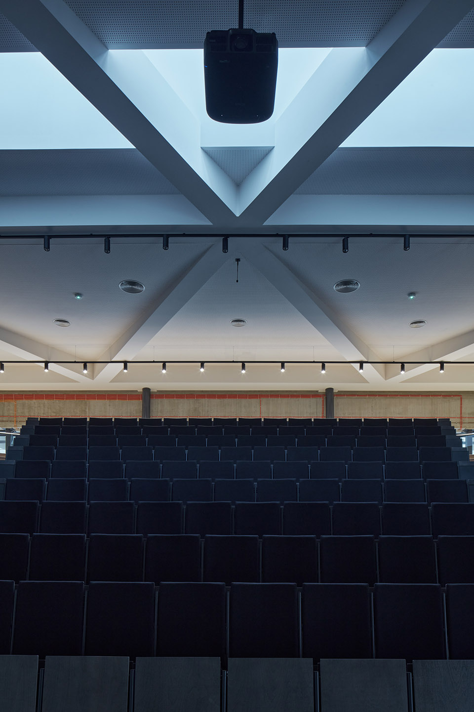 New lecture center VŠPJ by Qarta architektura - 谷德设计网