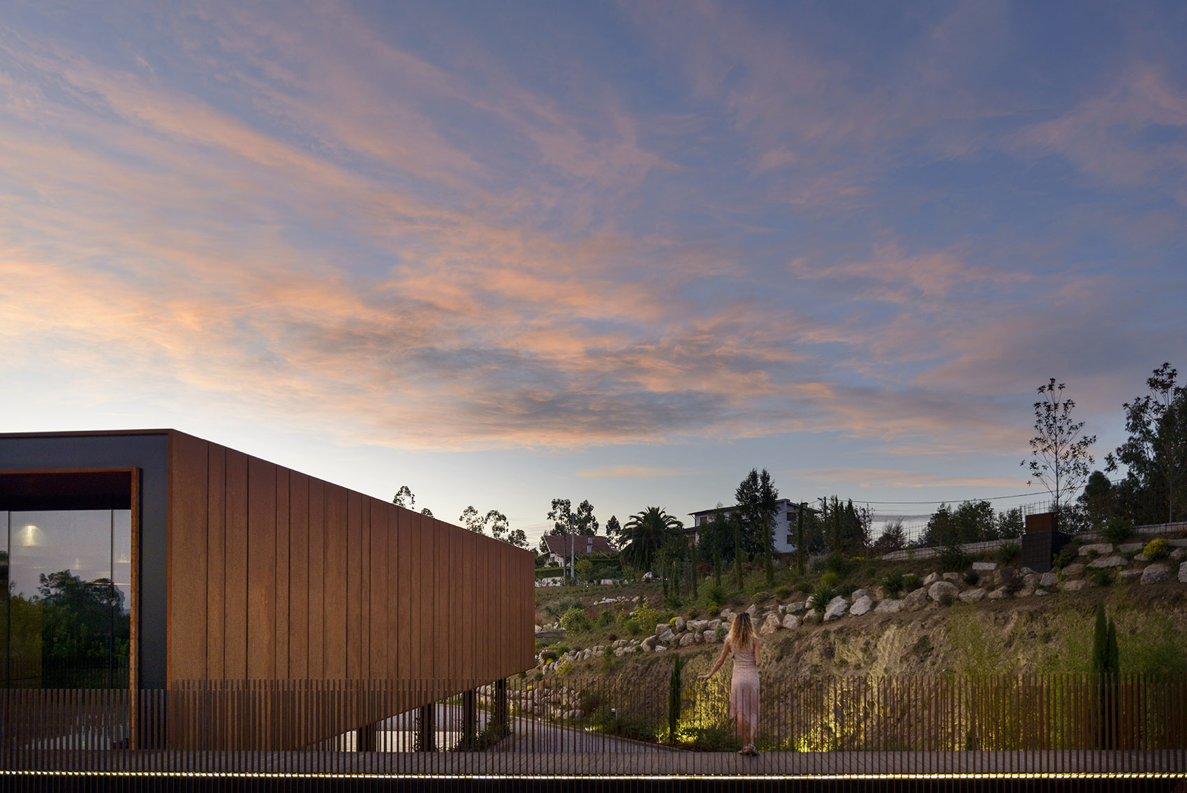 Suspended matter box, Portugal by MMVarquitectos - 谷德设计网