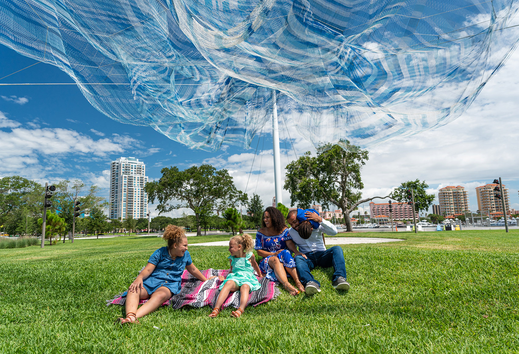 “Bending Arc” Sculpture by Studio Echelman - 谷德设计网