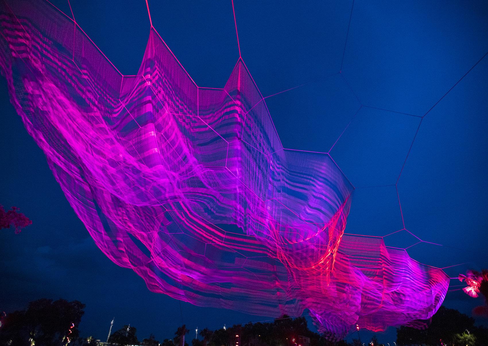 “Bending Arc” Sculpture by Studio Echelman - 谷德设计网