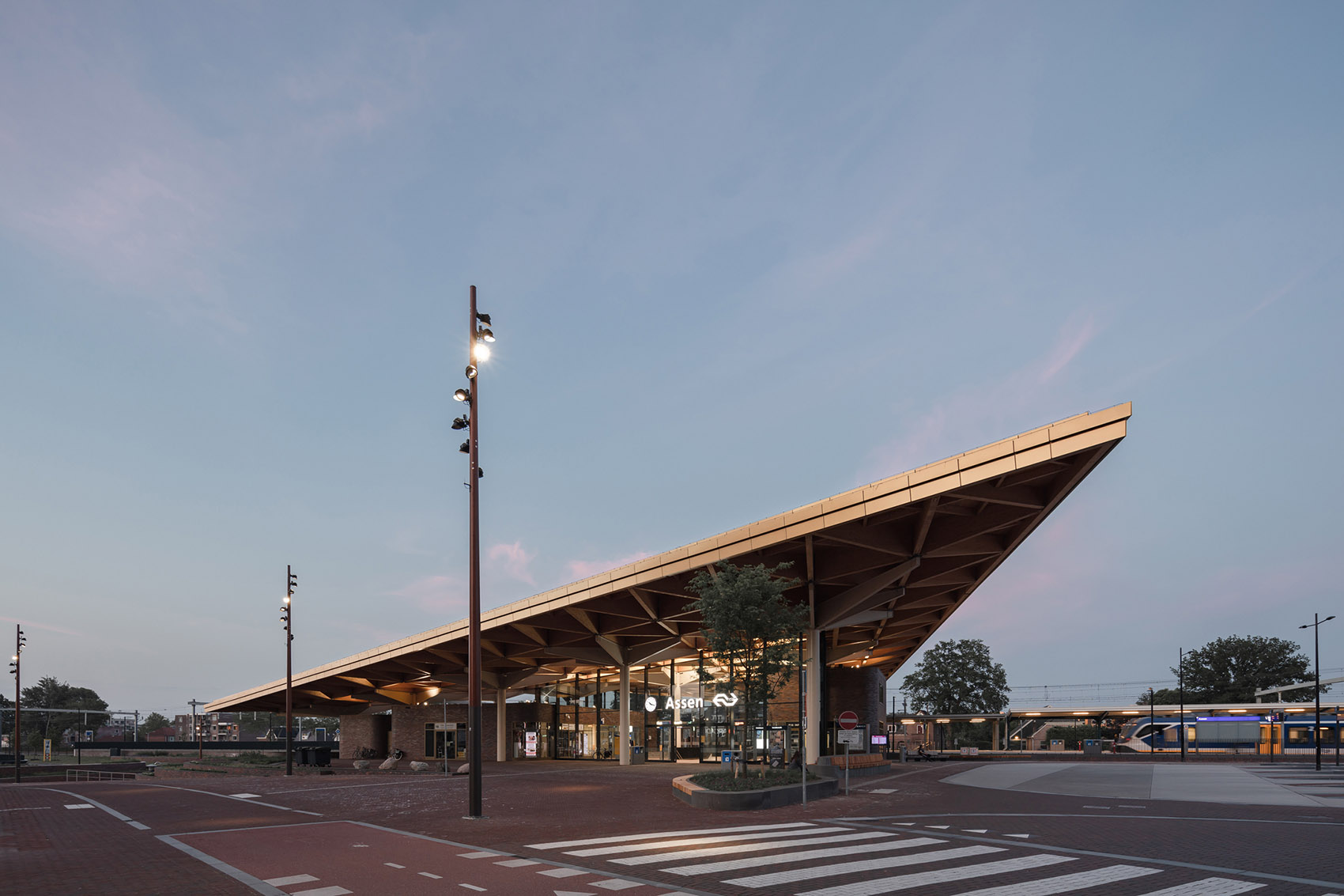 Assen Station by Powerhouse Company + De Zwarte Hond - 谷德设计网