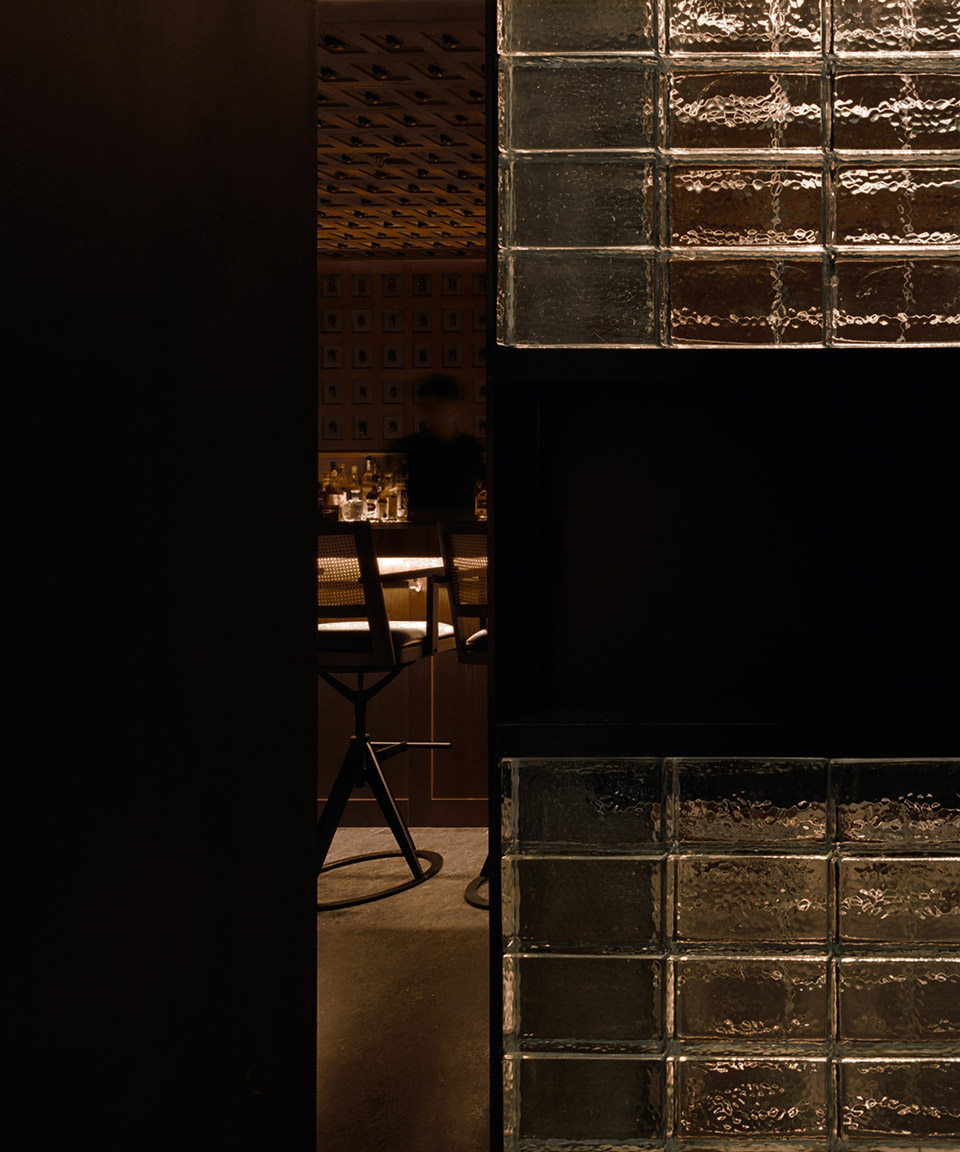A secret bar in a lively downtown, China by Atelier xy - 谷德设计网
