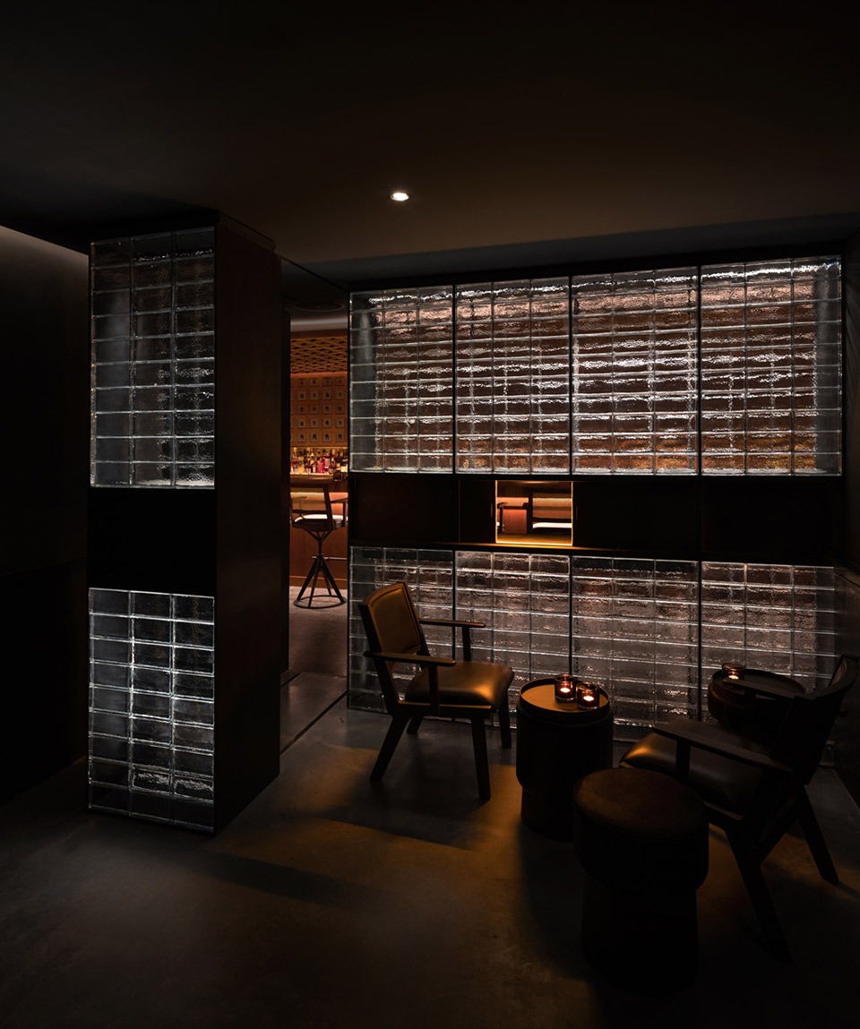 A secret bar in a lively downtown, China by Atelier xy - 谷德设计网