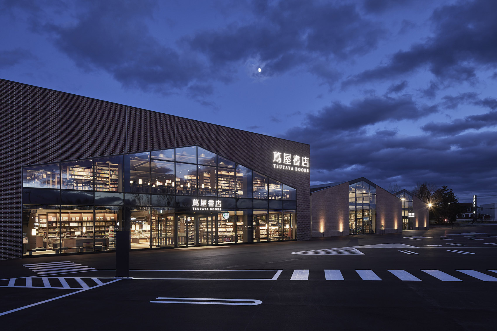 Ebetsu Tsutaya Books by HIKOKONISHI ARCHITECTURE INC. - 谷德设计网