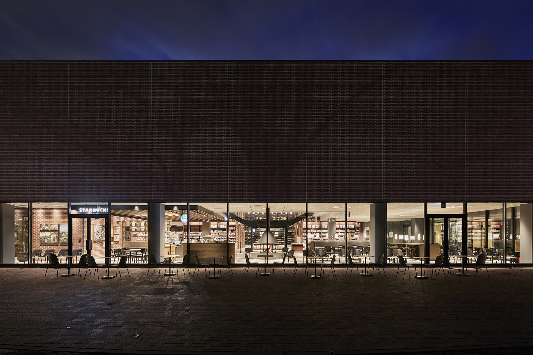 Ebetsu Tsutaya Books by HIKOKONISHI ARCHITECTURE INC. - 谷德设计网