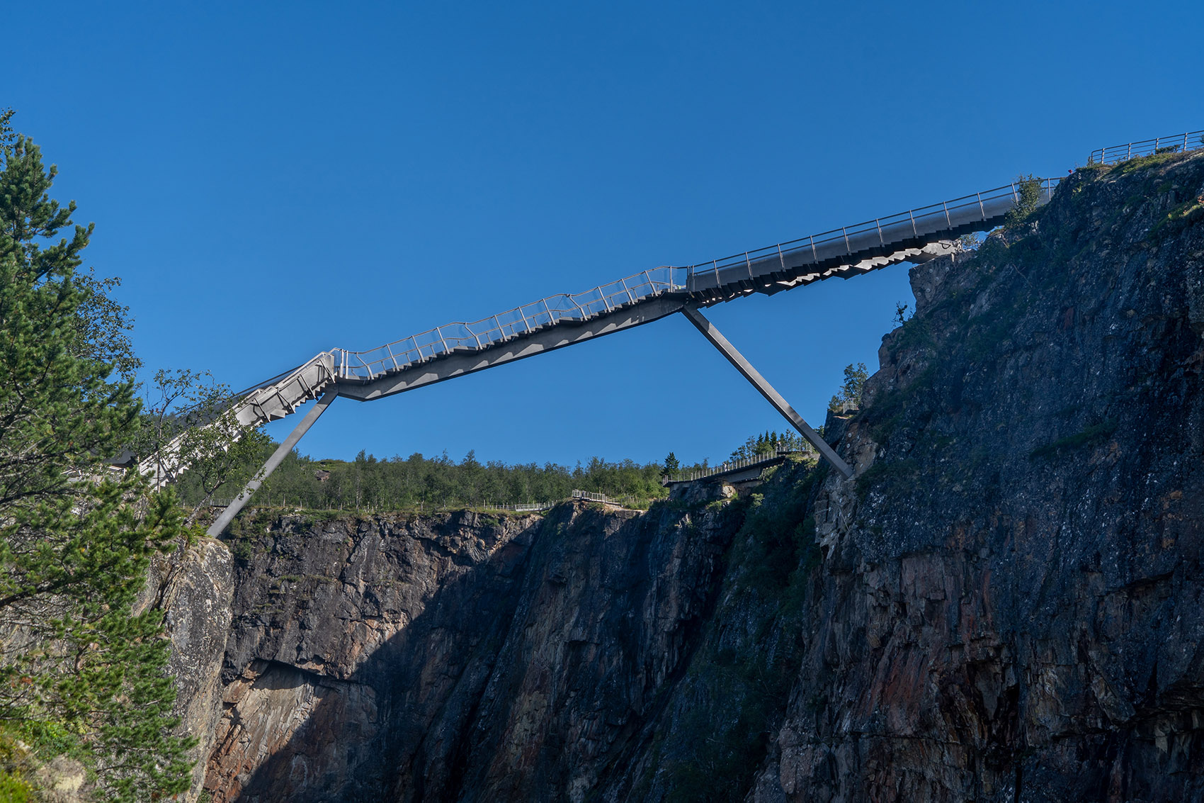 Step bridge at Vøringsfossen, Norway by Carl-Viggo Hølmebakk - 谷德设计网