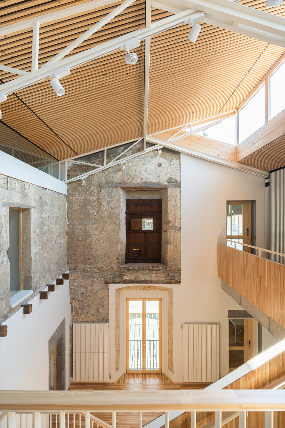 Rehabilitation Project of “EL MALLOL” Building by Carles Crosas +SOG ...