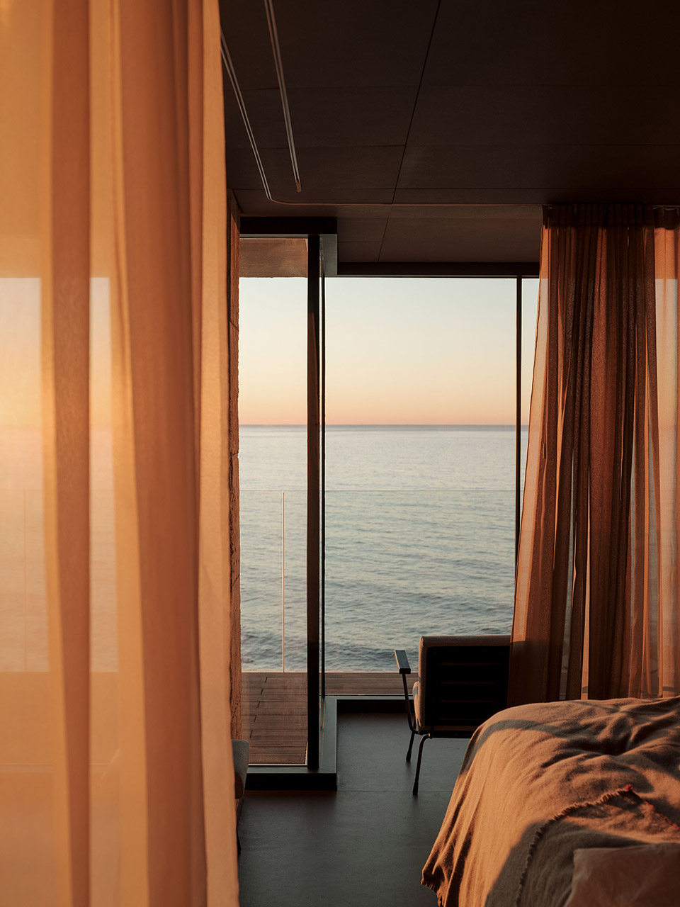 A room with a sea view by Estudio Primitivo González｜E.G.Arquitectos ...