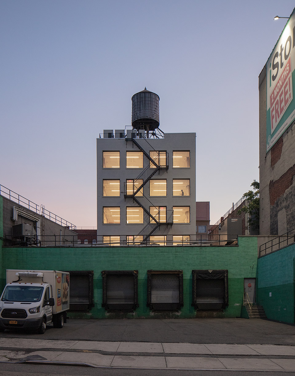 Renovation & redesign of masonry factory at Brooklyn by Worrell Yeung ...