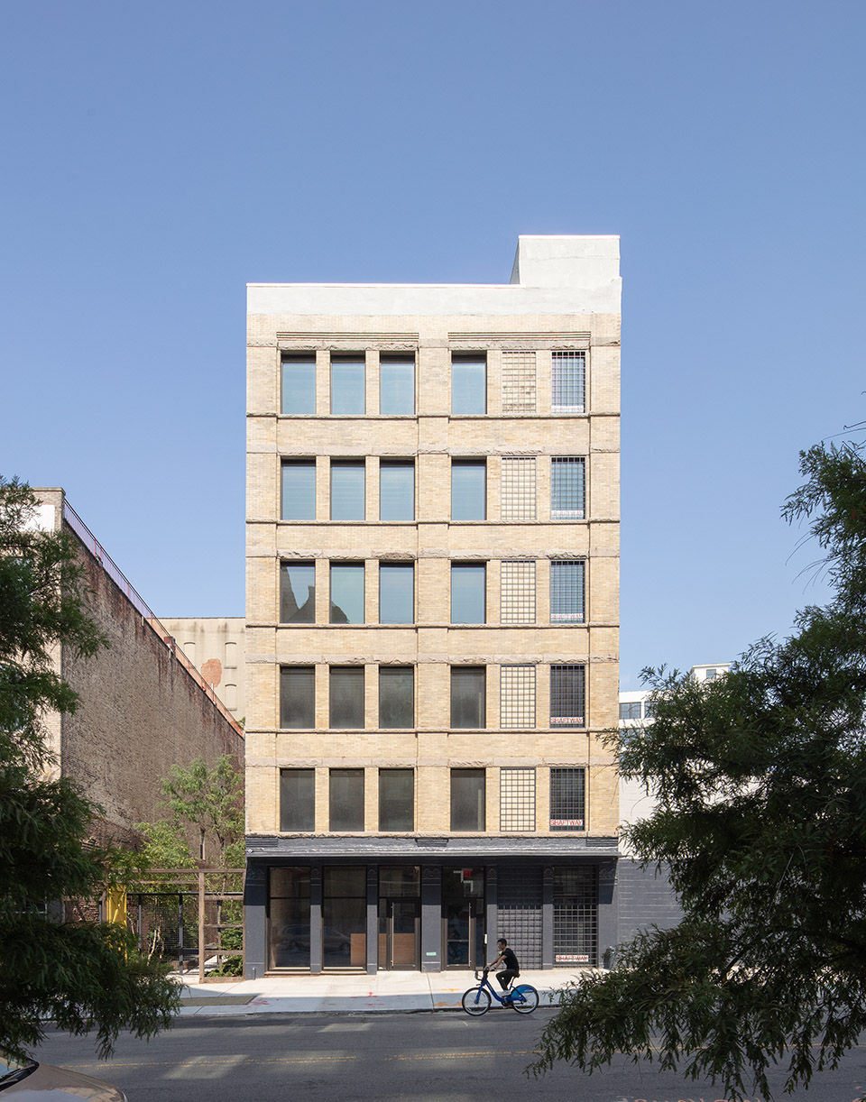 Renovation & redesign of masonry factory at Brooklyn by Worrell Yeung ...
