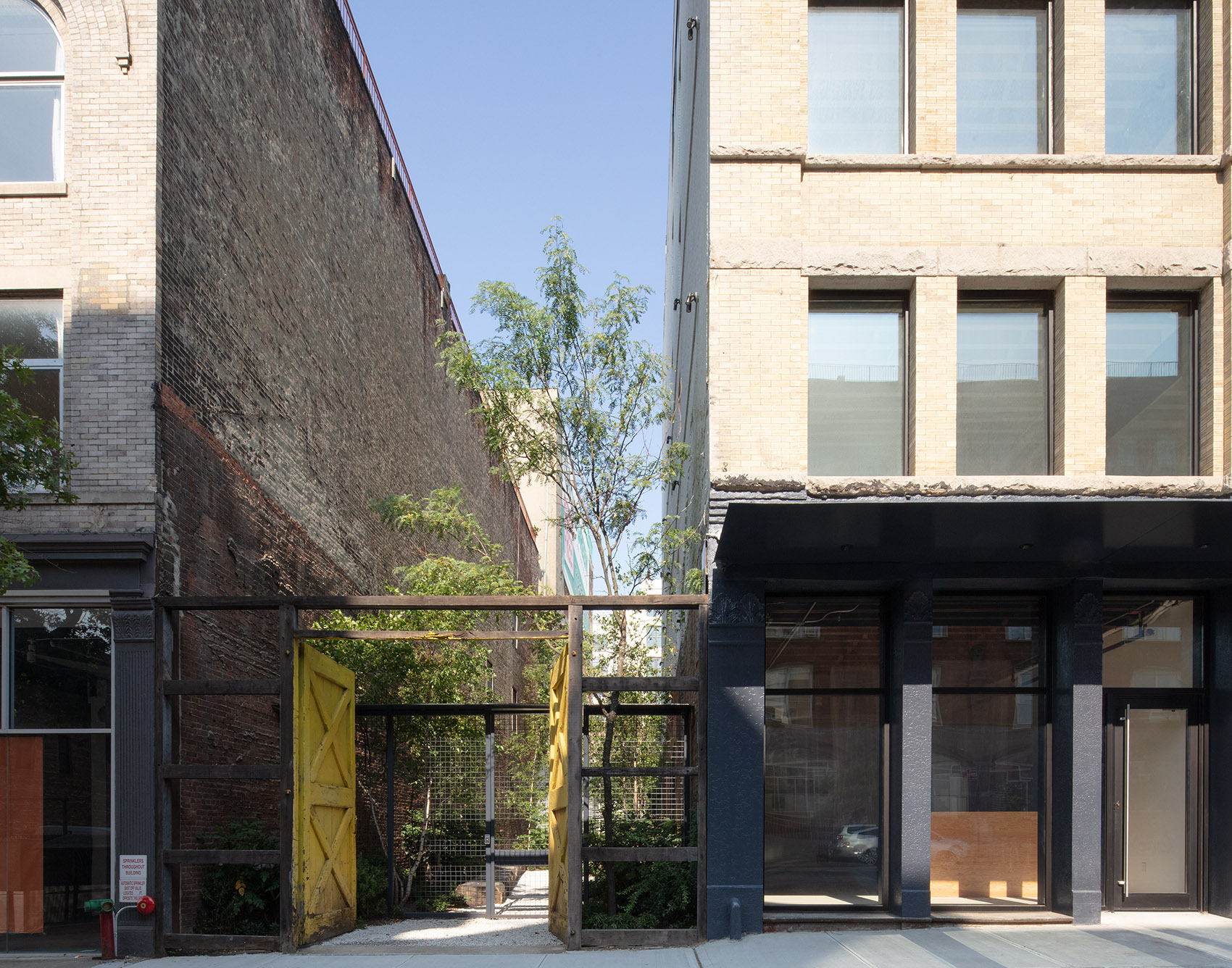 Renovation & redesign of masonry factory at Brooklyn by Worrell Yeung ...
