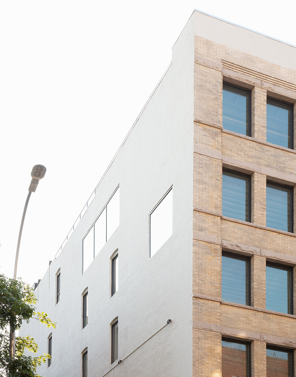 Renovation & redesign of masonry factory at Brooklyn by Worrell Yeung ...