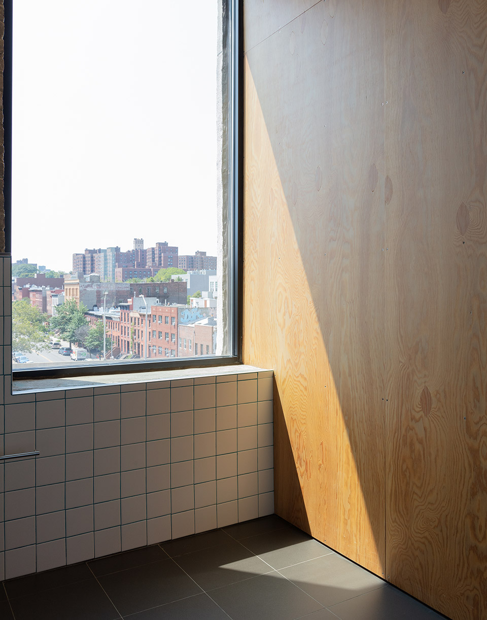Renovation & redesign of masonry factory at Brooklyn by Worrell Yeung ...