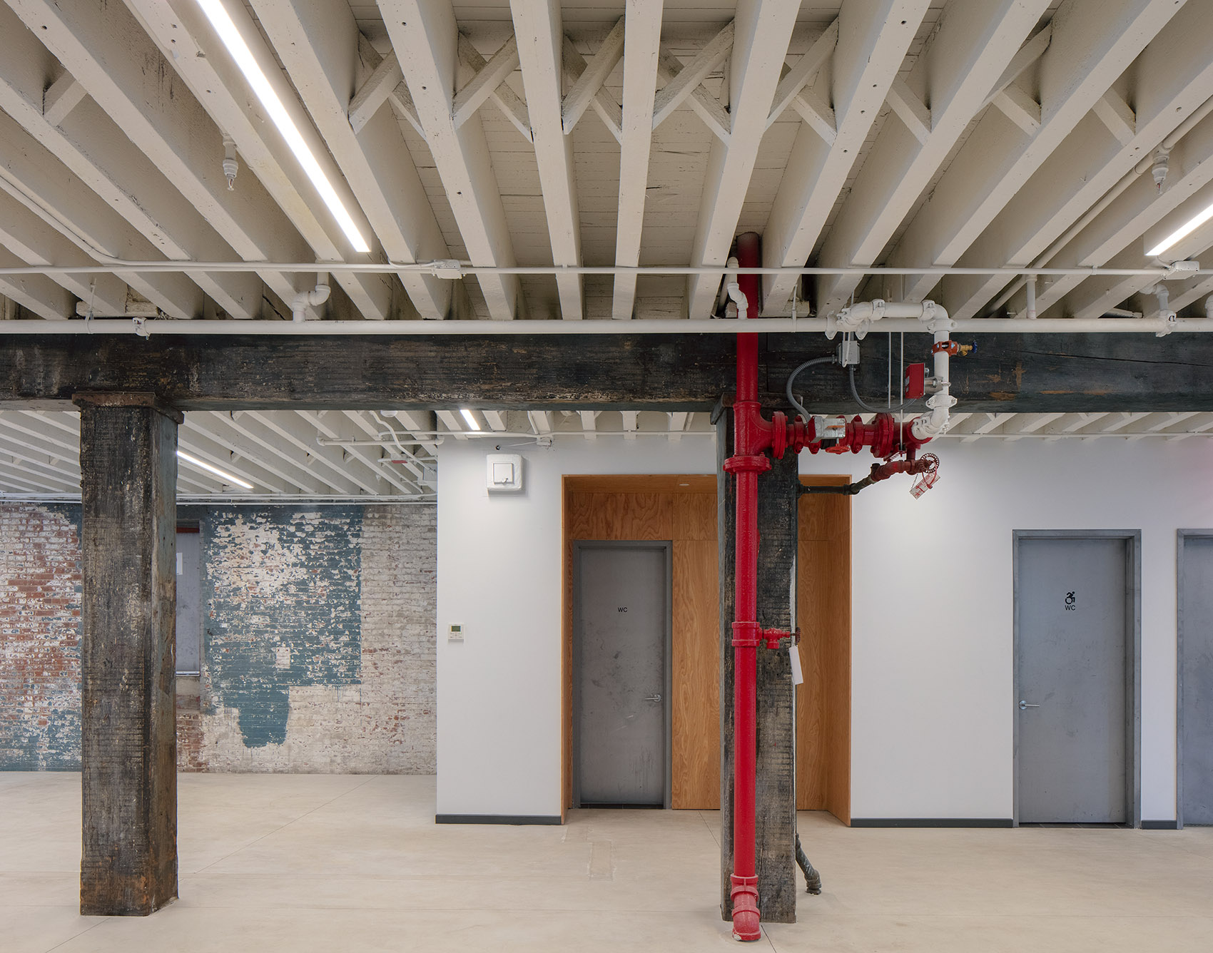 Renovation & redesign of masonry factory at Brooklyn by Worrell Yeung ...