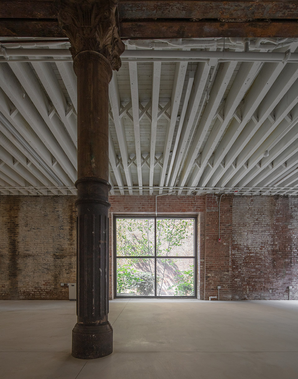 Renovation & redesign of masonry factory at Brooklyn by Worrell Yeung ...