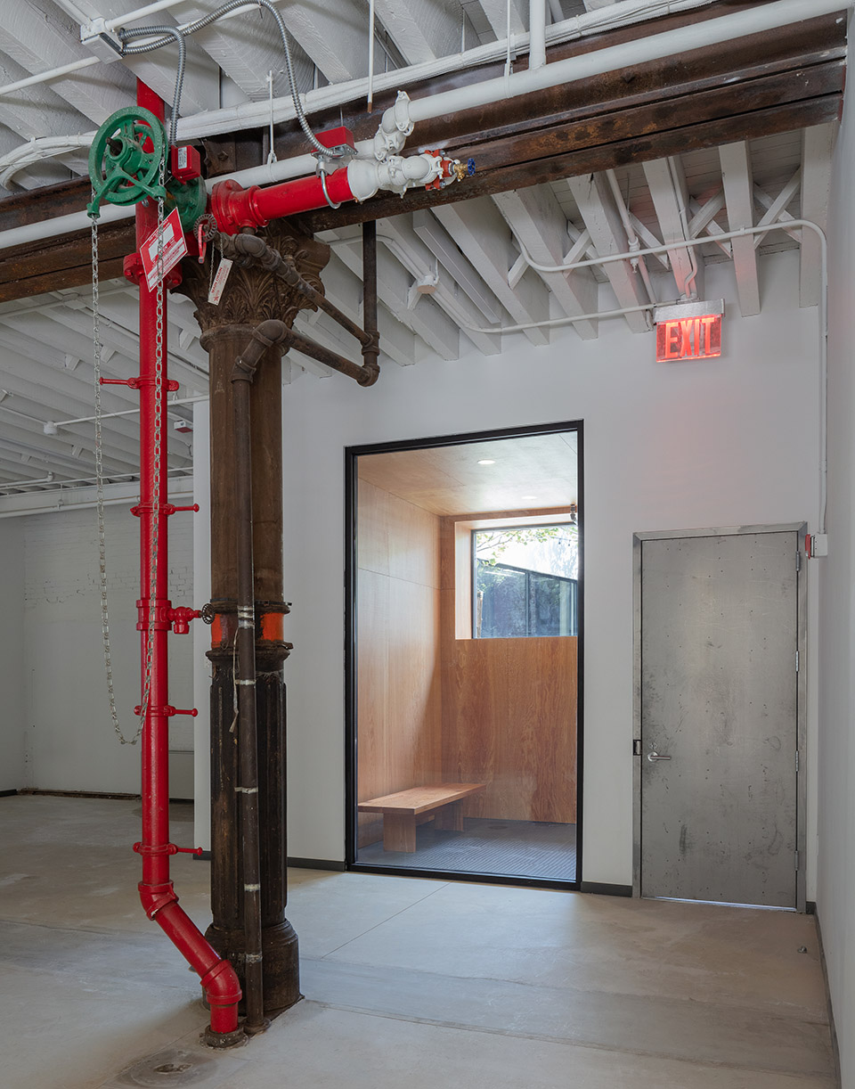 Renovation & redesign of masonry factory at Brooklyn by Worrell Yeung ...