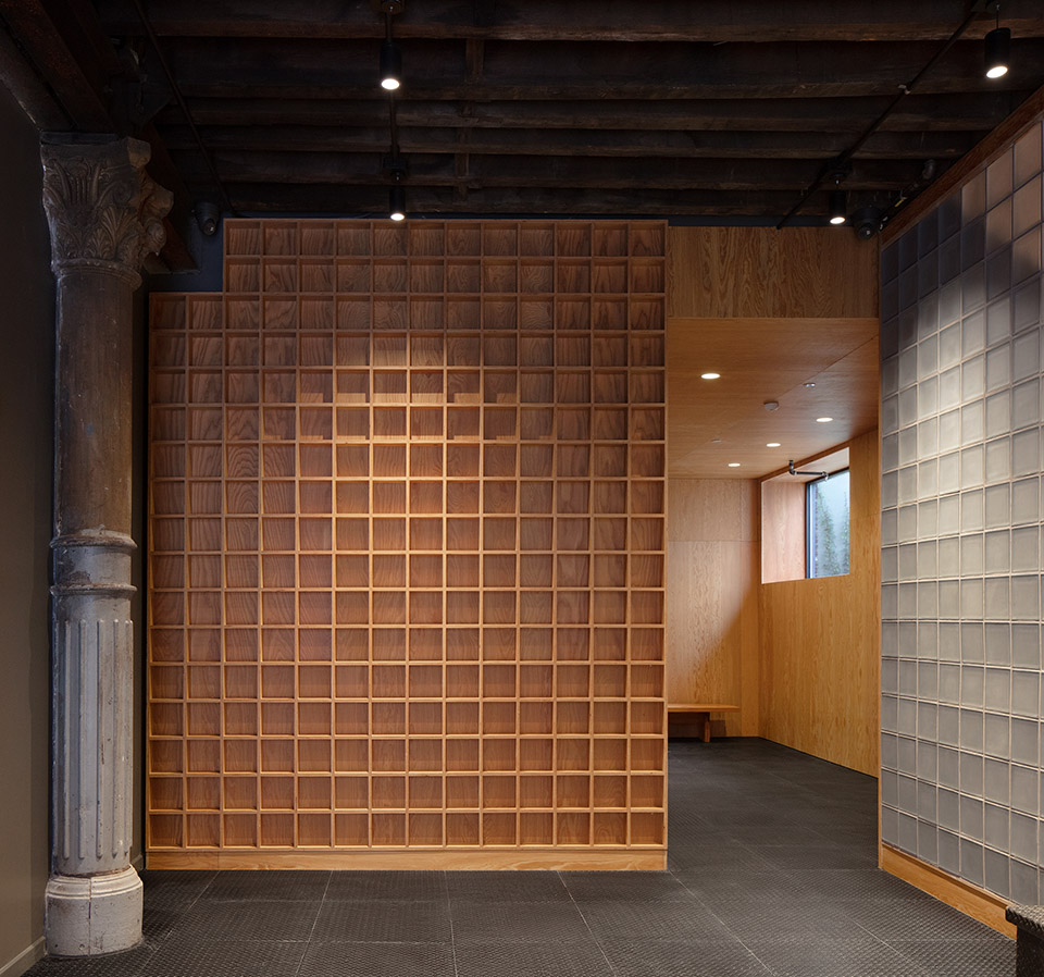 Renovation & redesign of masonry factory at Brooklyn by Worrell Yeung ...