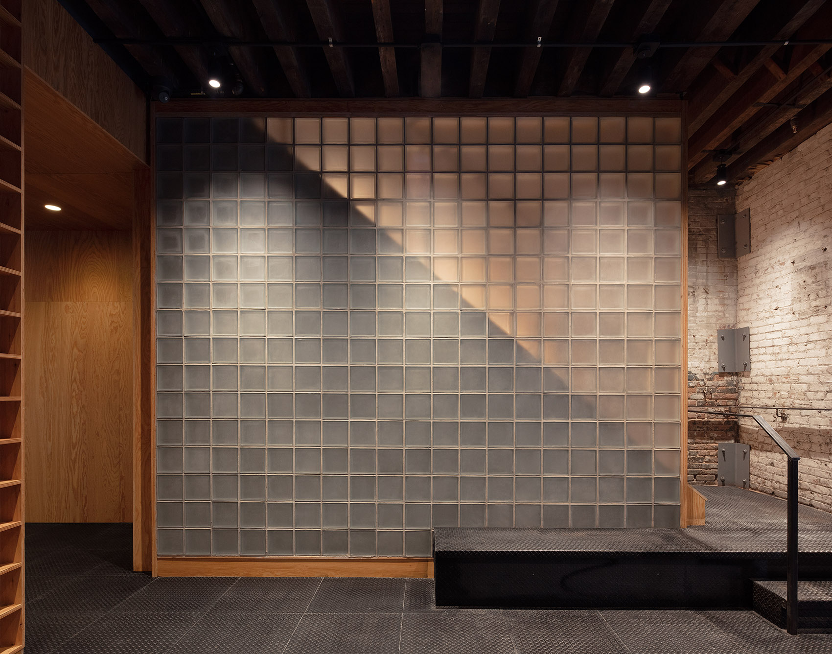 Renovation & redesign of masonry factory at Brooklyn by Worrell Yeung ...