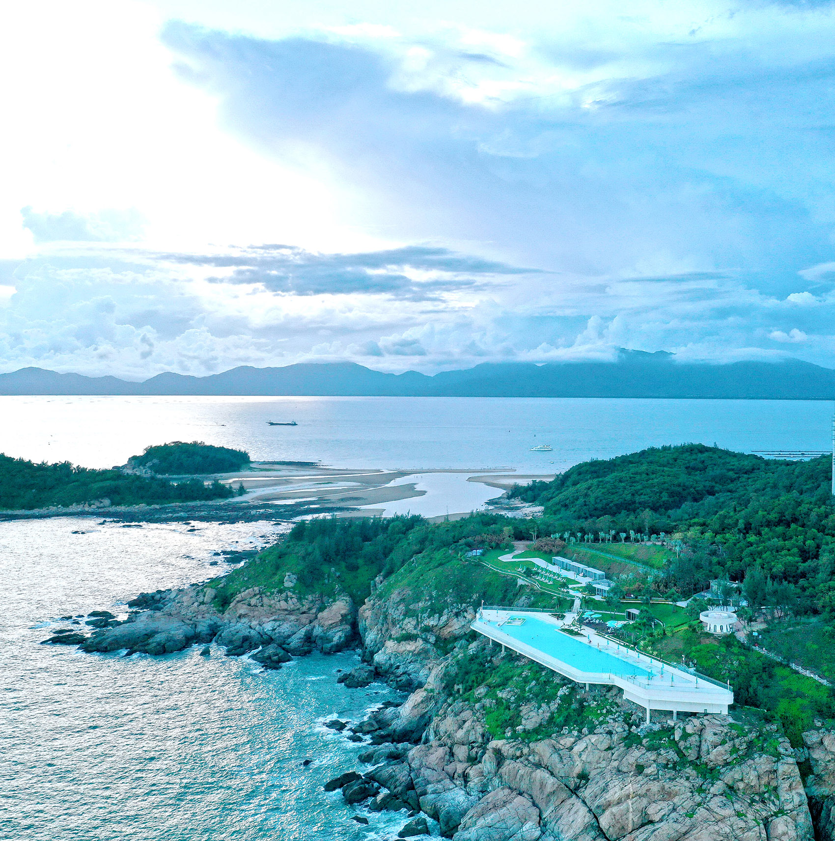 Swimming Pool on the cliff, Guangdong, China by Bonjing Landscape - 谷德设计网