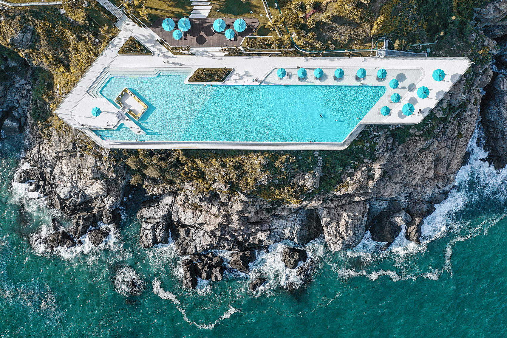 Swimming Pool on the cliff, Guangdong, China by Bonjing Landscape - 谷德设计网