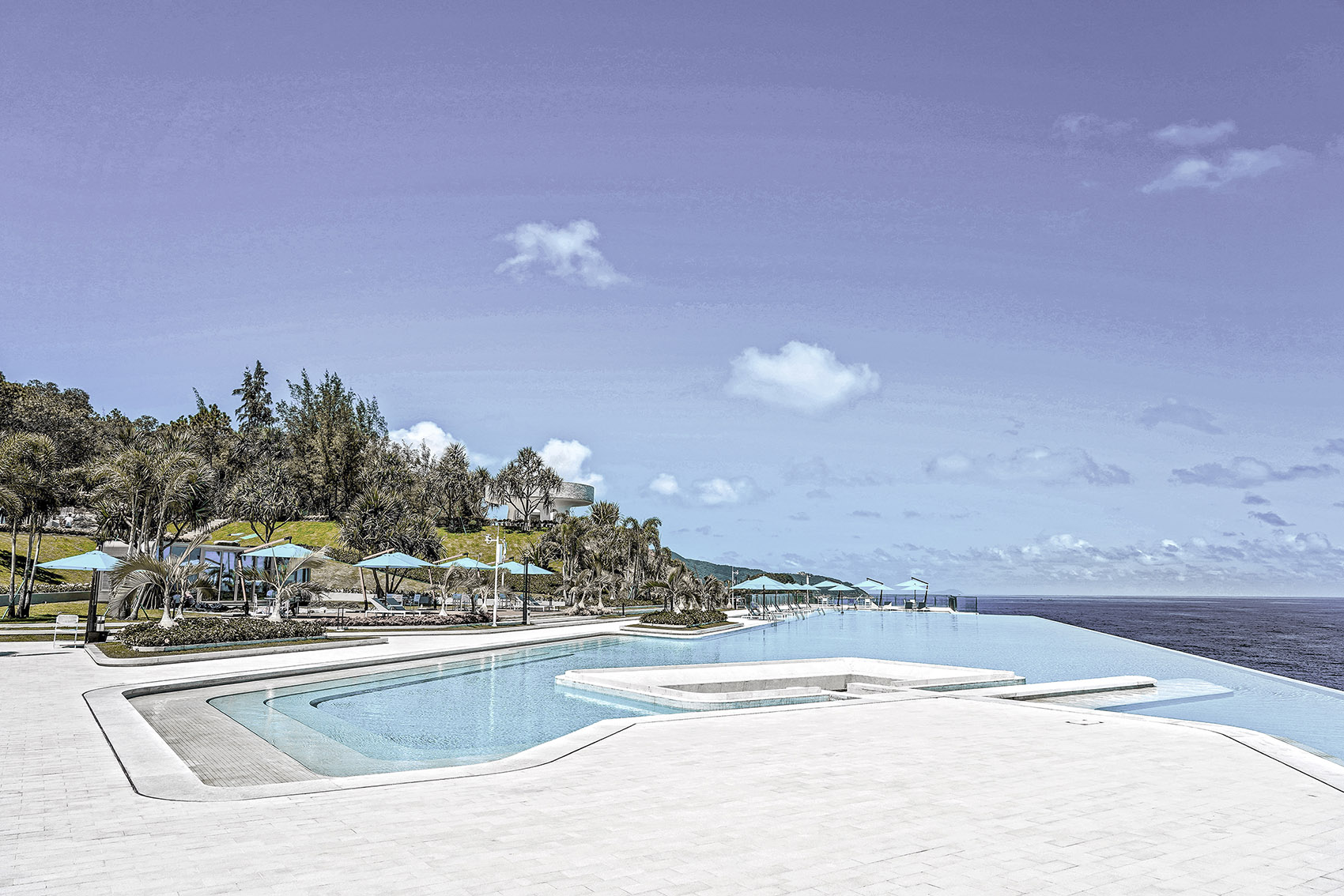 Swimming Pool on the cliff, Guangdong, China by Bonjing Landscape - 谷德设计网