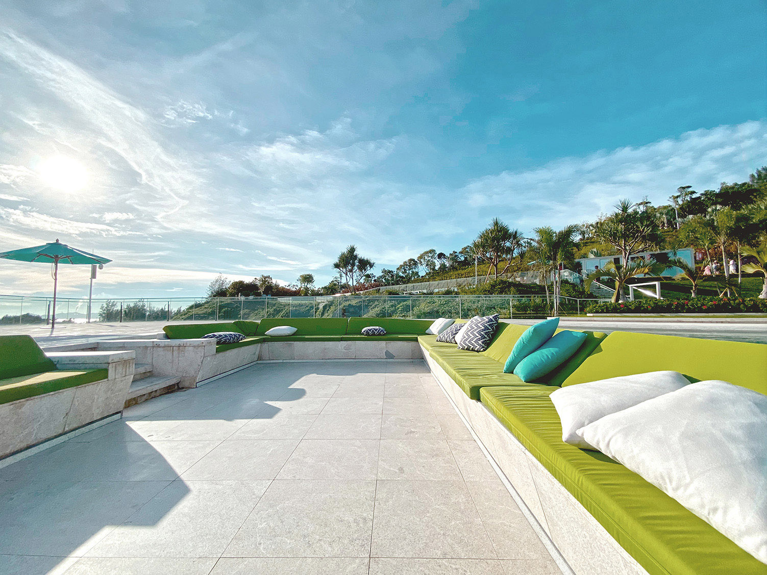 Swimming Pool on the cliff, Guangdong, China by Bonjing Landscape - 谷德设计网