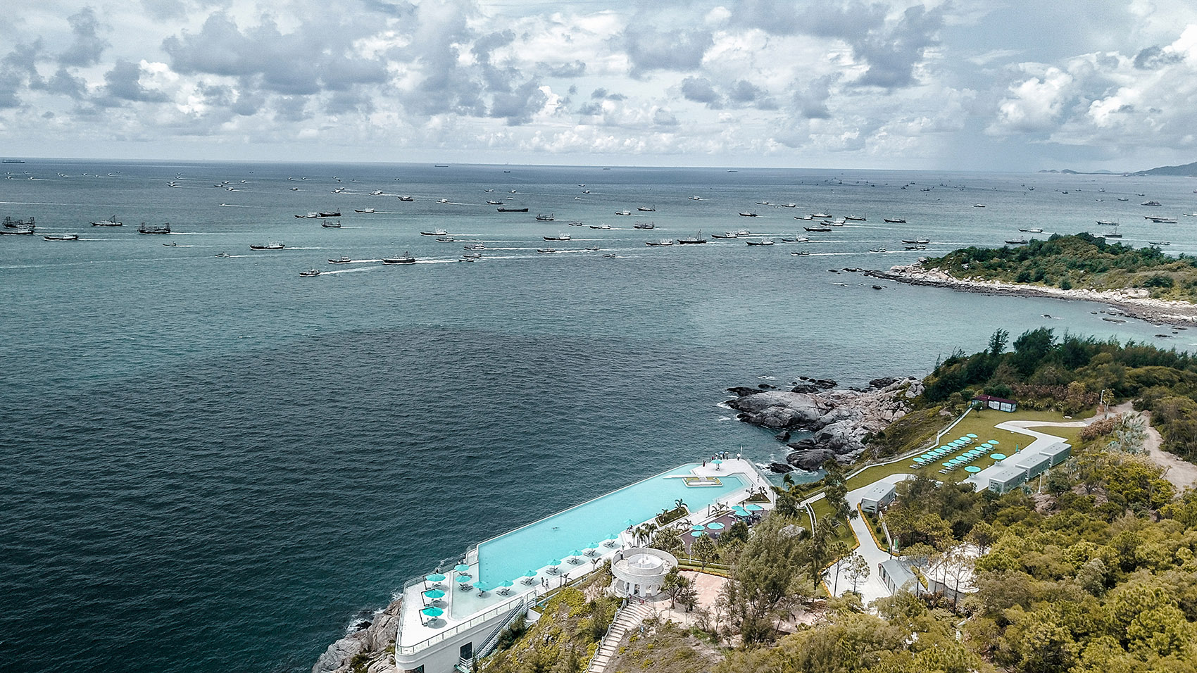 Swimming Pool on the cliff, Guangdong, China by Bonjing Landscape - 谷德设计网