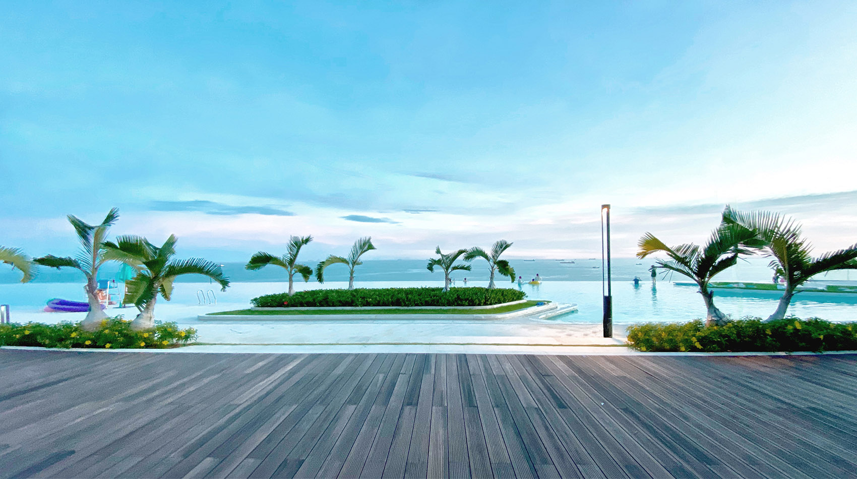 Swimming Pool on the cliff, Guangdong, China by Bonjing Landscape - 谷德设计网