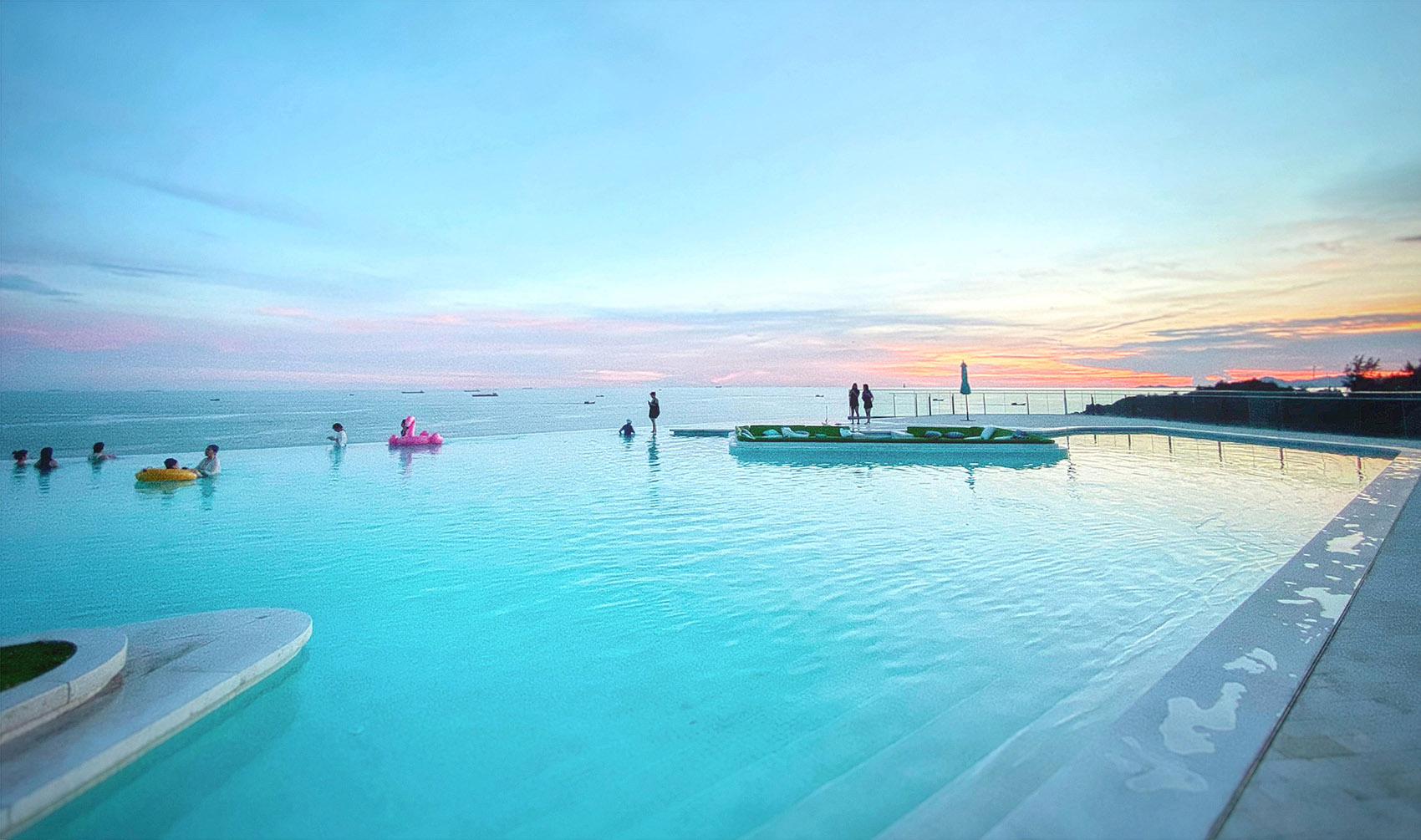 Swimming Pool on the cliff, Guangdong, China by Bonjing Landscape - 谷德设计网