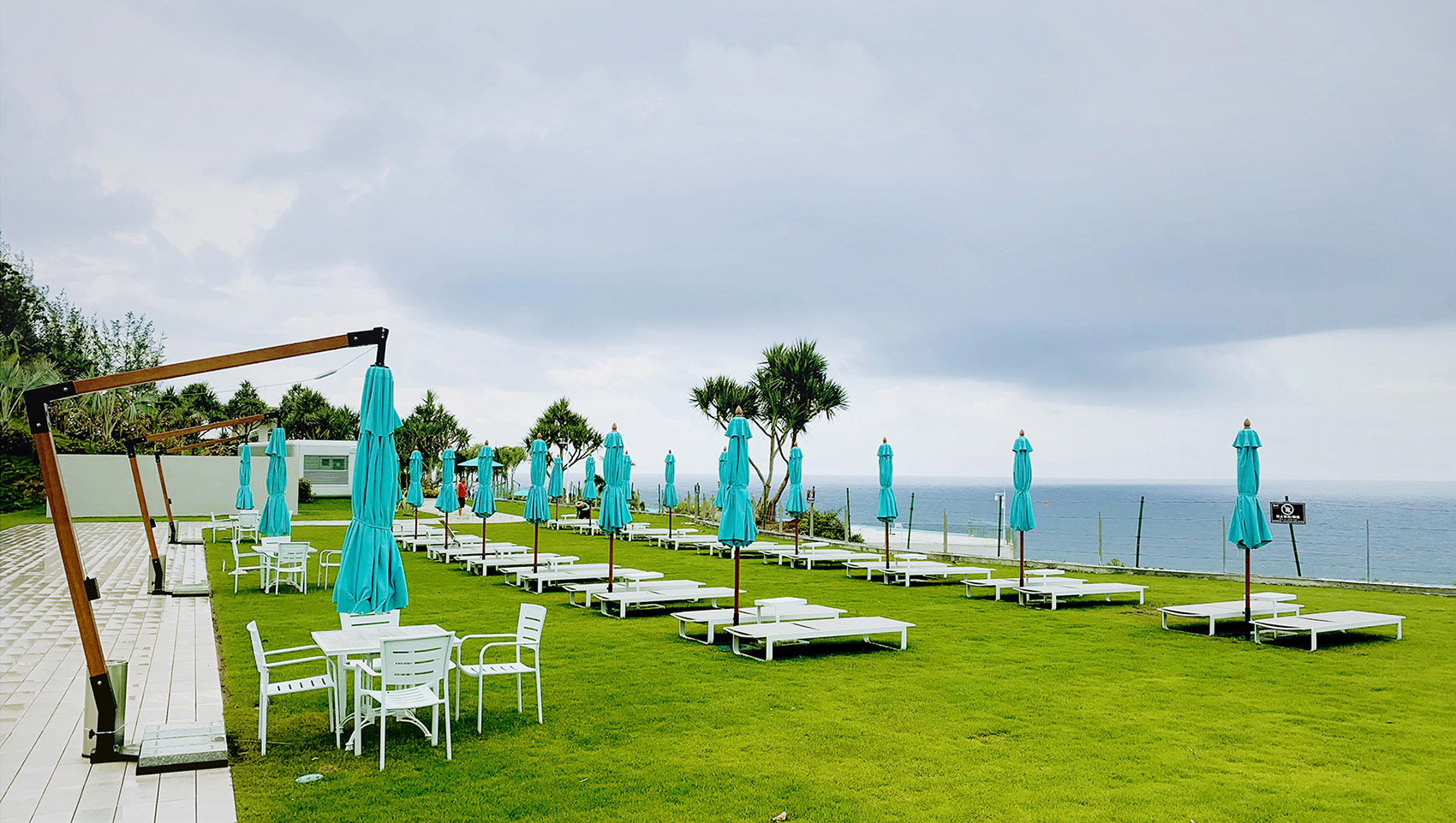 Swimming Pool on the cliff, Guangdong, China by Bonjing Landscape - 谷德设计网