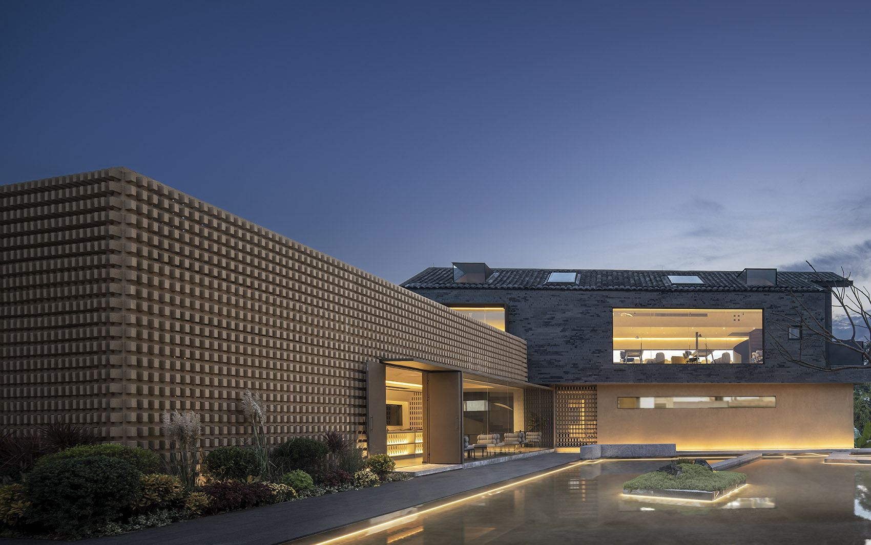 005-Pretty-lodges-built-in-mountains-layering-courtyard-China-by-CC ...