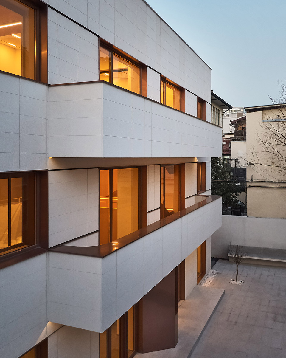 Office villa renovation in FFC Shanghai, China by HCCH Studio - 谷德设计网