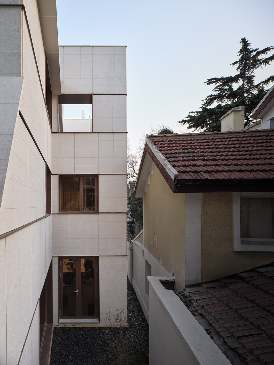 Office villa renovation in FFC Shanghai, China by HCCH Studio - 谷德设计网