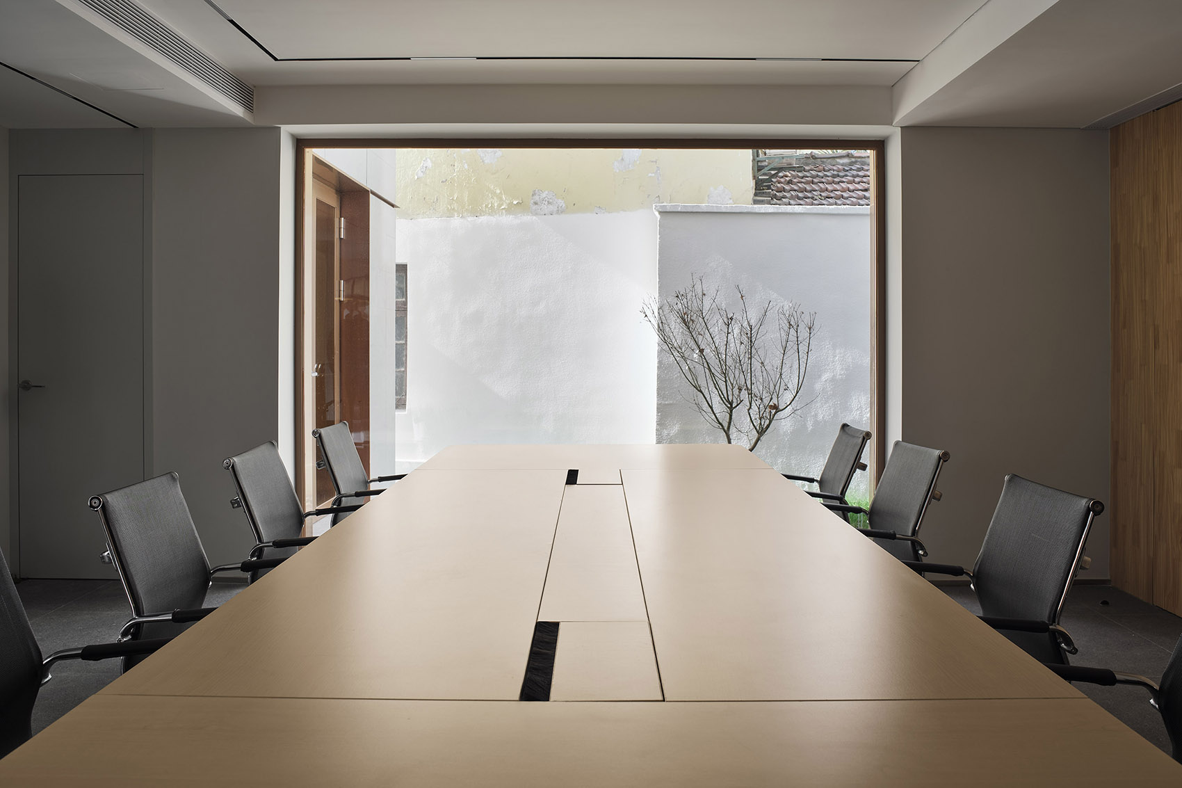 Office villa renovation in FFC Shanghai, China by HCCH Studio - 谷德设计网