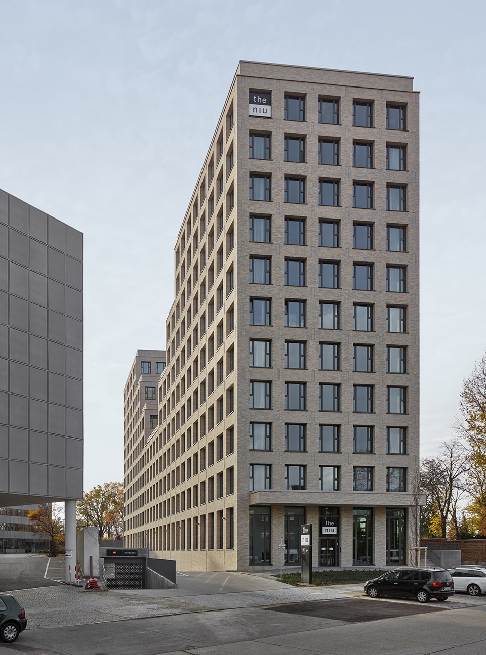 HOTEL AND OFFICE BUILDING WERDAUER WEG, Berlin by Max Dudler - 谷德设计网