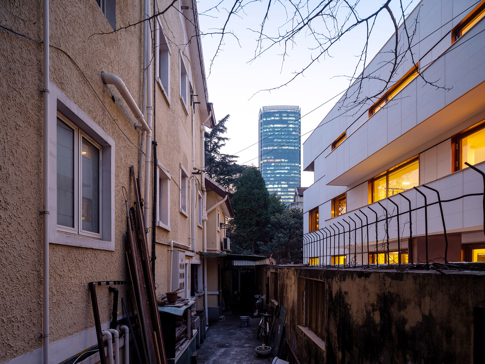 Office villa renovation in FFC Shanghai, China by HCCH Studio - 谷德设计网