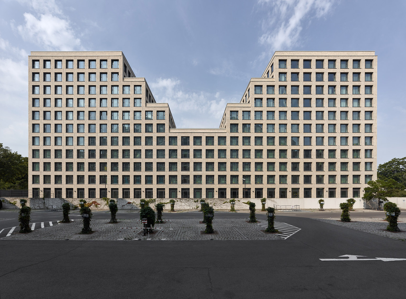 HOTEL AND OFFICE BUILDING WERDAUER WEG, Berlin by Max Dudler - 谷德设计网