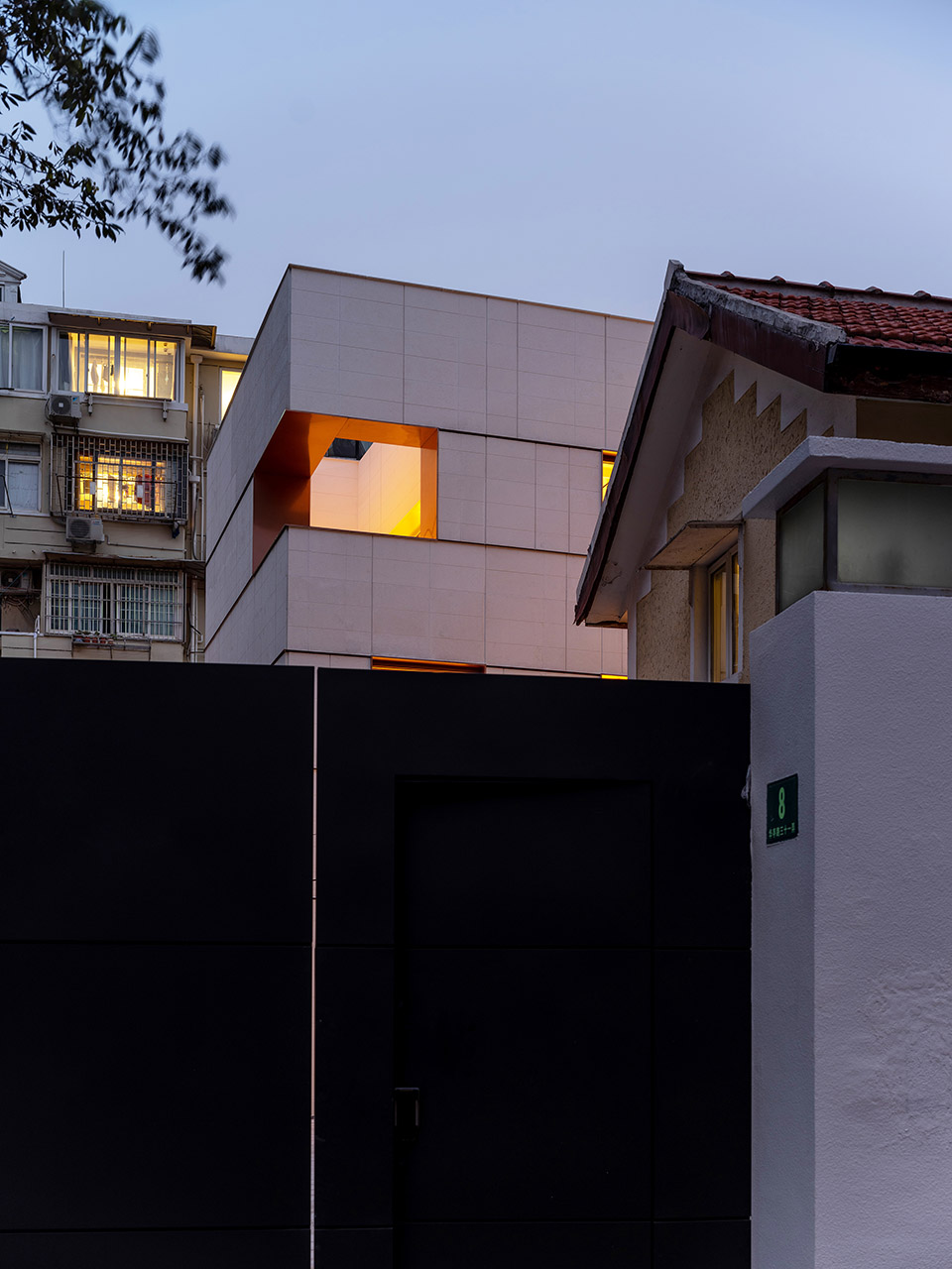 Office villa renovation in FFC Shanghai, China by HCCH Studio - 谷德设计网